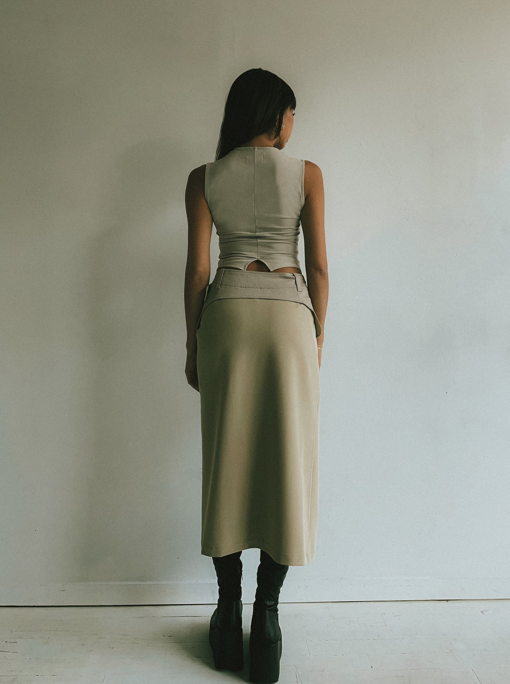 BESA top - sand – uniform person